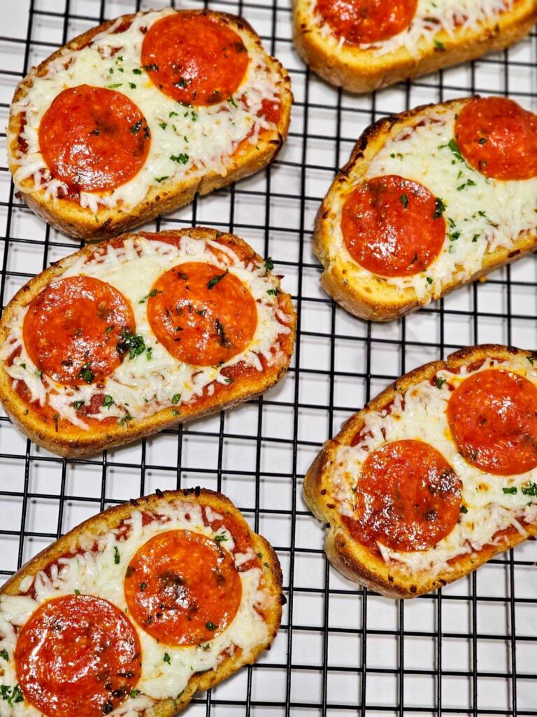 Deliciously Easy: Texas Toast Garlic Bread Pizza - Krystel's Cooking